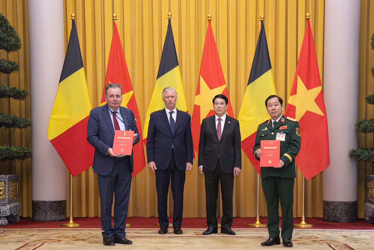 Lieutenant General Nguyen Huu Chinh welcomed Belgian King and signed the in-principle agreement ...